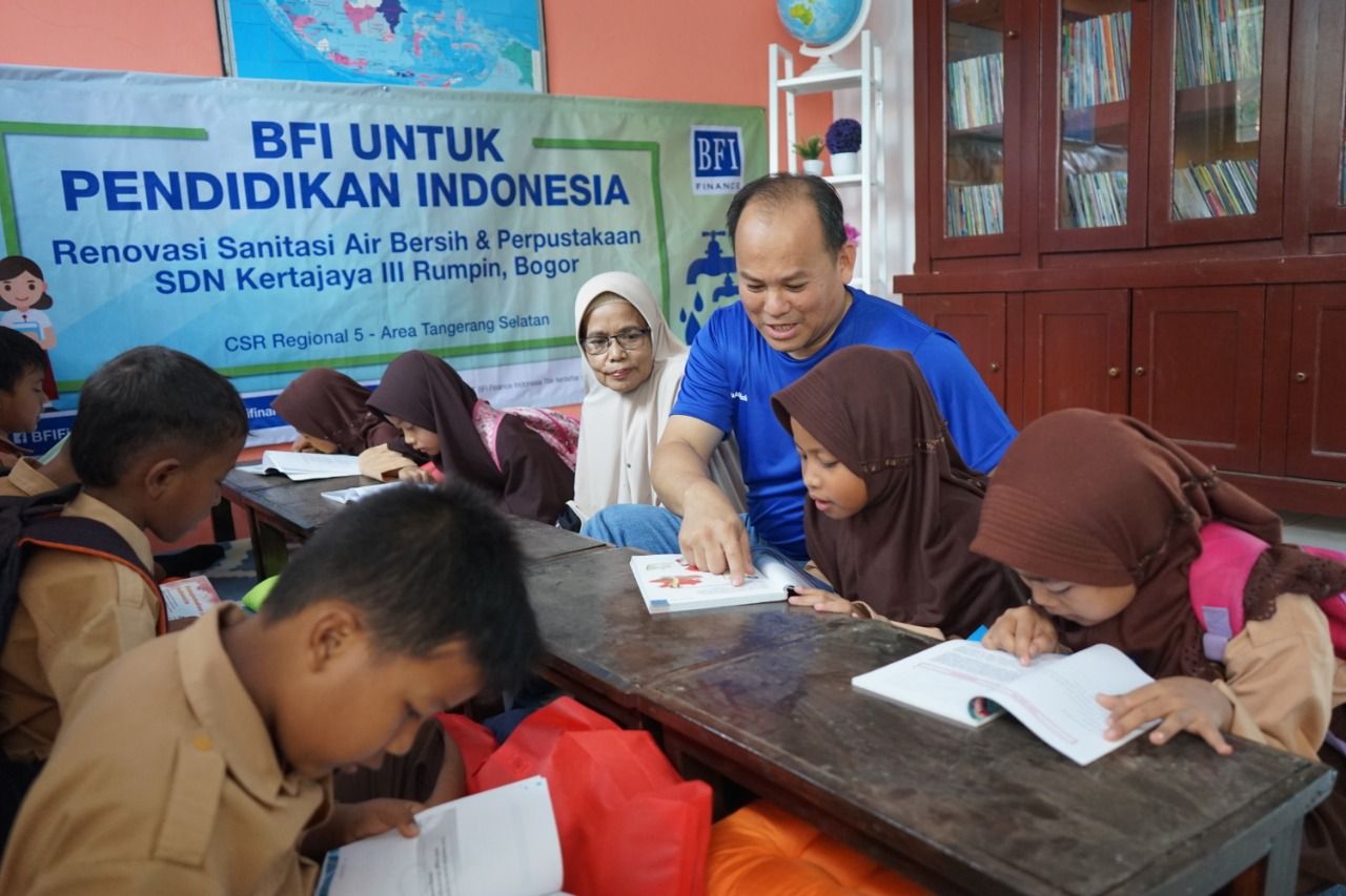BFI Finance Renovasi Ruang Perpustakaan SDN Kertajaya 03 - TrenAsia