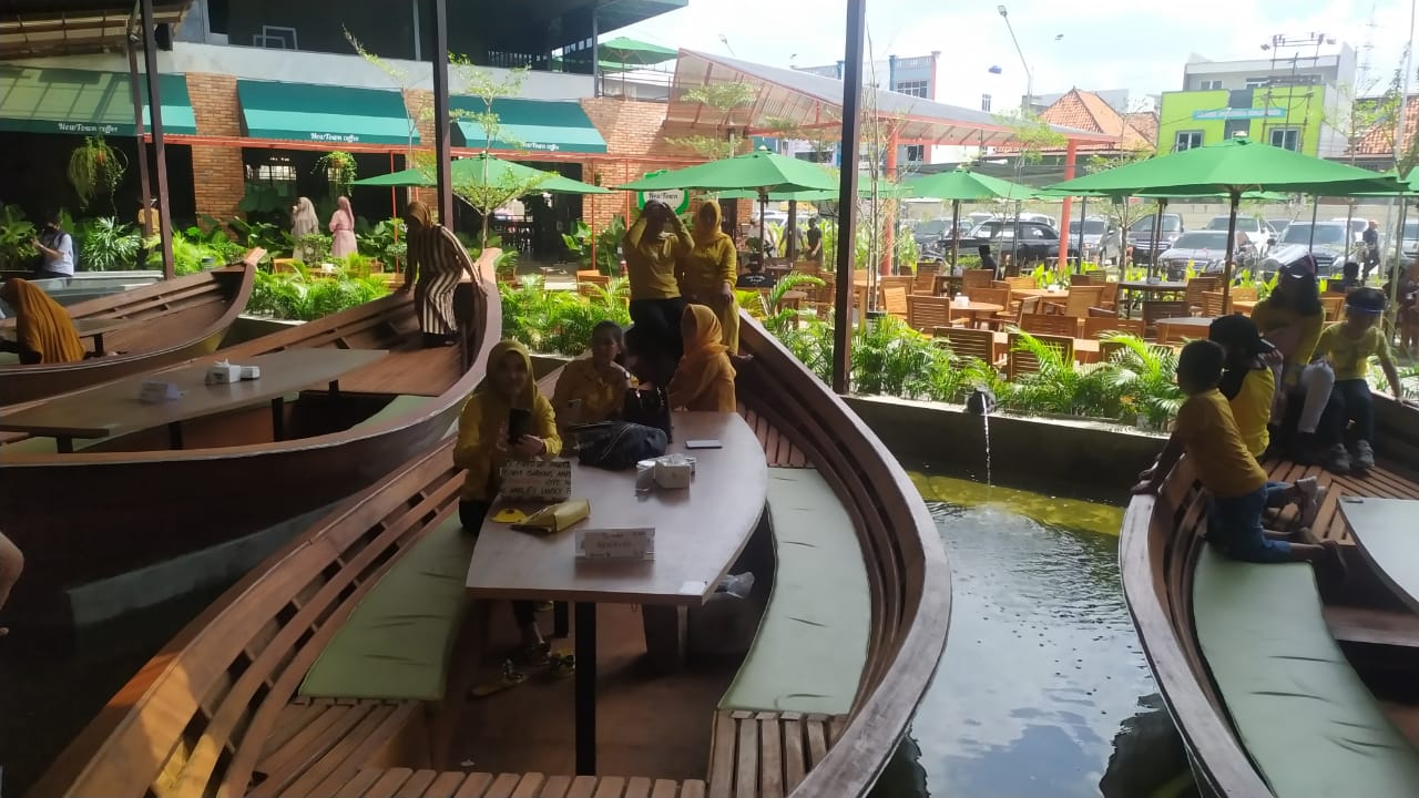 Gardenta Resto Tawarkan Makan di Atas Perahu dengan Suasana Alam ...