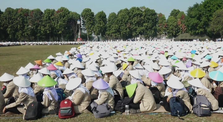 Kenakan Caping, 9.833 Mahasiswa Baru UGM Disambut Sri Sultan HB X saat ...