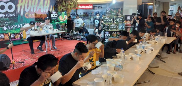 Huha Challenge Mencari Pemenang Lomba Makan Mie Extra Pedas Tercepat
