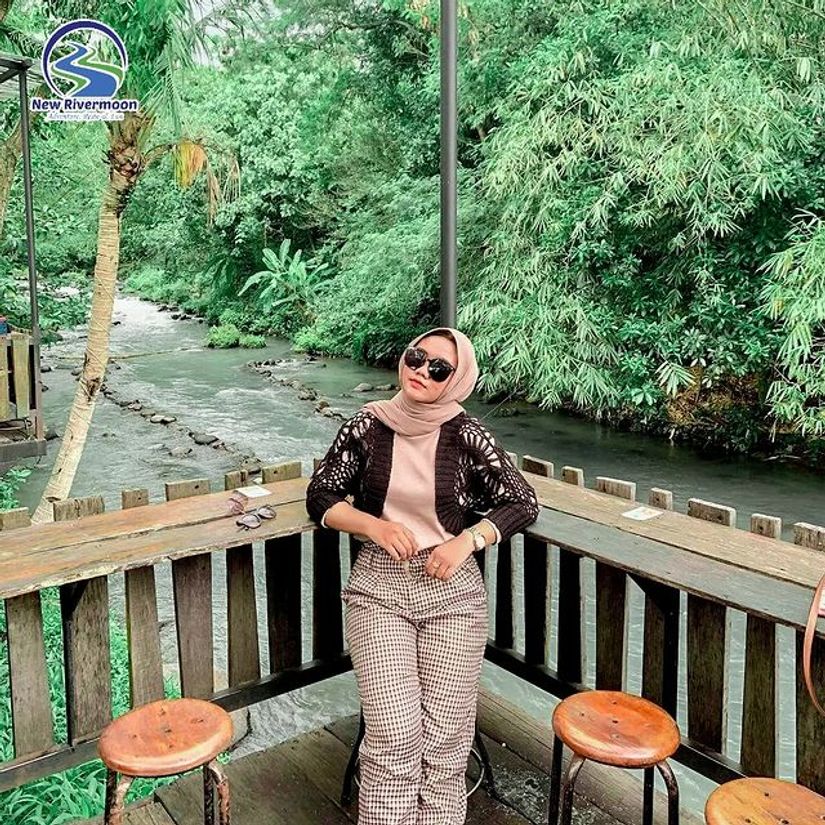 New River Moon Resto! Nikmati Sensasi Makan di Pinggir Sungai ...