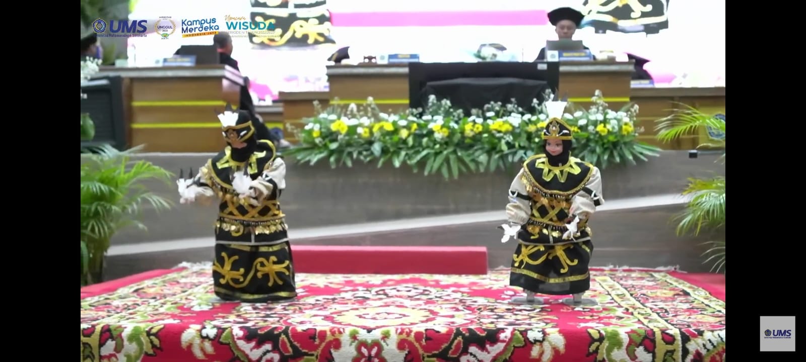 Mengagumkan, Penari Robot Cantik Hibur Wisuda UMS Dengan Tarian ‘Kancet ...