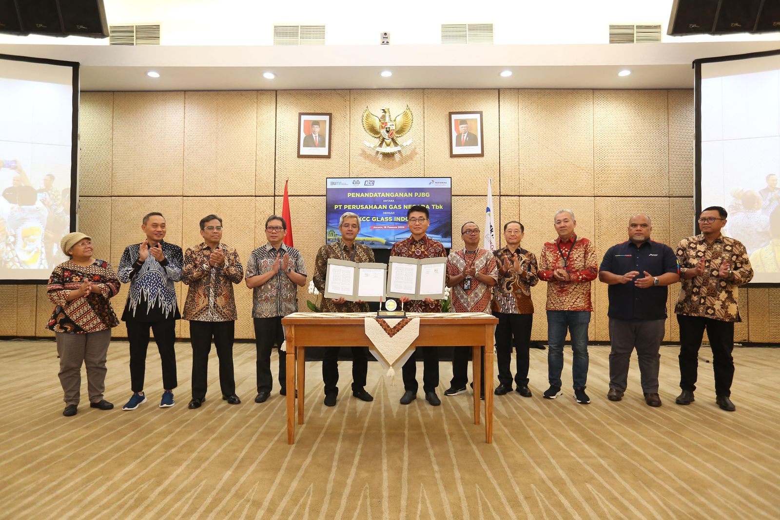 PT PGN Tbk selaku Subholding Gas Pertamina memasok gas bumi ke pabrik ...