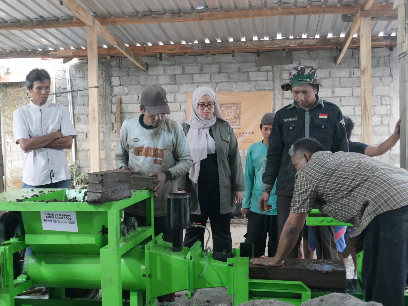 Inovasi Bata dari Limbah Serbuk Kayu Dukung Green Building Materials ...